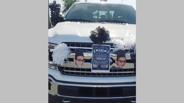 15 Memorable Graduation Car Decorating Ideas